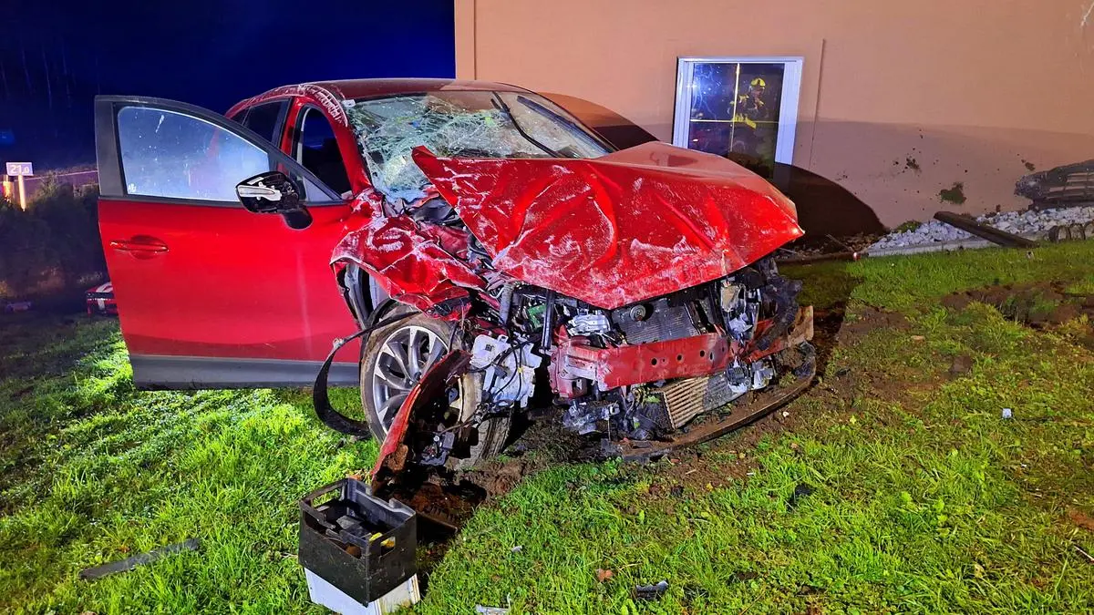 Alkolenker krachte in Kärnten frontal gegen Hausmauer